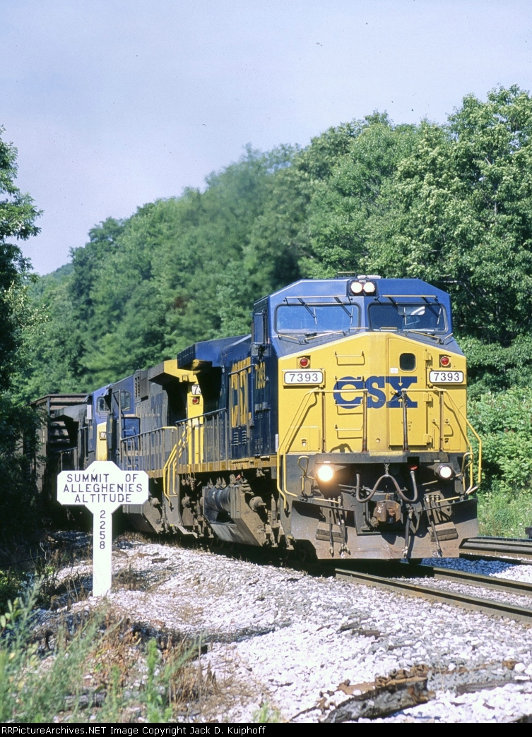 CSX 7393 leads Q375 past summit marker at